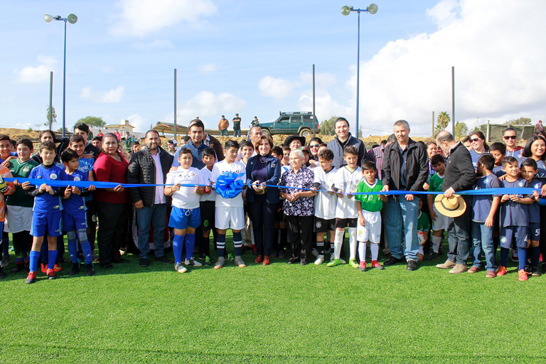 Mirna rincón entrega cancha de fútbol a jóvenes de Primo Tapia