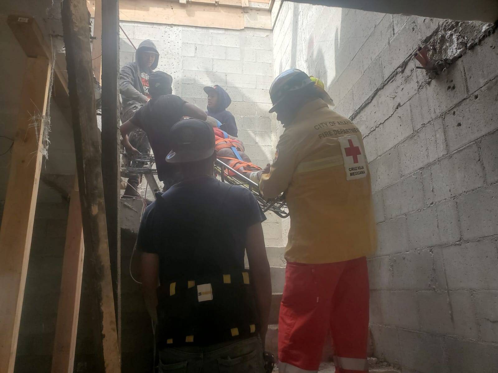 Atienden a persona electrocutada en colonia Villa Floresta de Rosarito