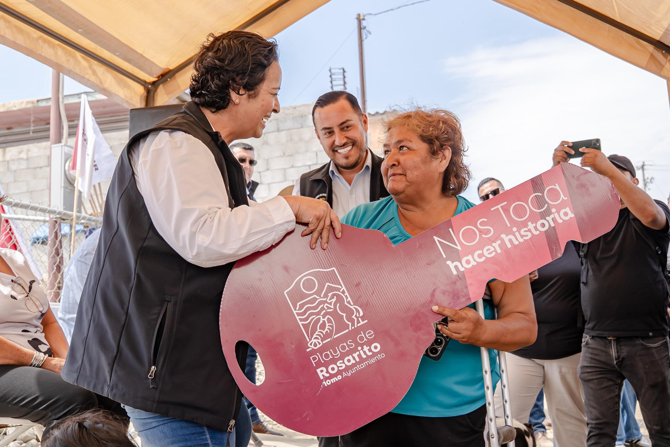 Rocio Adame entrega viviendas a familias de Primo Tapia