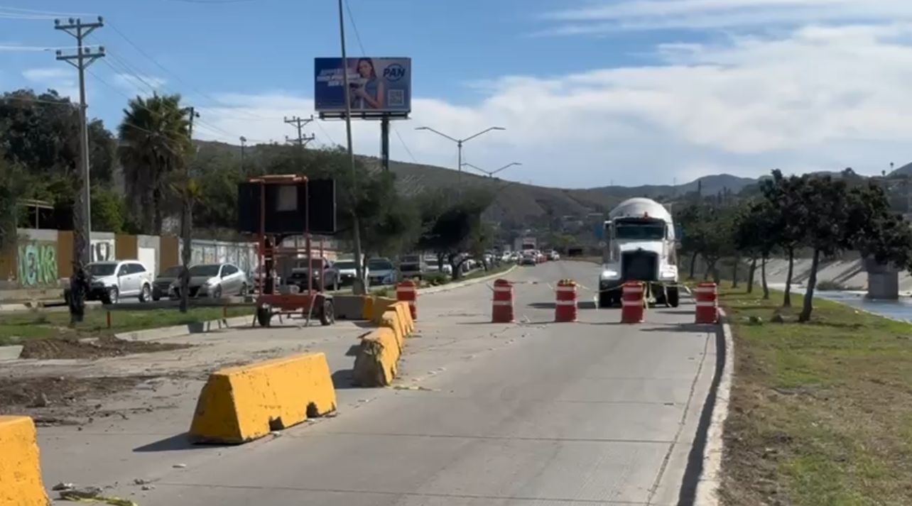 Espera Ayuntamiento reparar socavón en Vía Rápida antes de Navidad