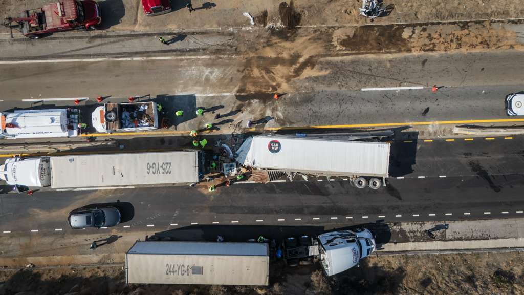 Volcadura de tráiler bloquea la carretera libre Tijuana-Mexicali